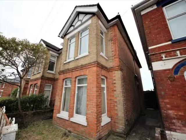 4 bedroom semi detached house for rent in Hankinson Road, Bour.