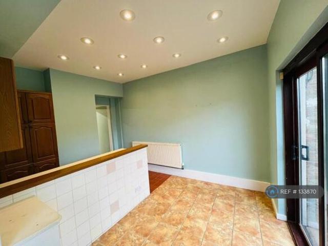 4 bedroom semi detached house for rent in Hartford Road, Bexley, DA5