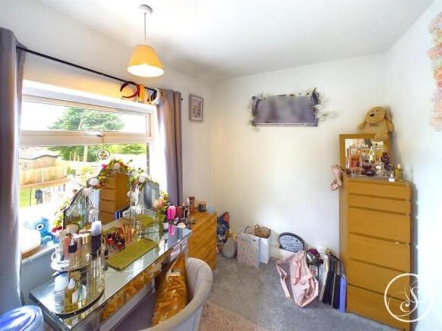 4 bedroom semi detached house for rent in Hawks Nest Gardens East, Leeds, LS17