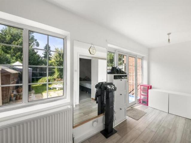 4 bedroom semi detached house for rent in Hayes End Road, Hayes, UB4