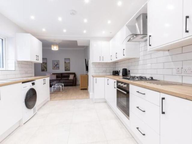 4 bedroom semi detached house for rent in Heathcote Street Hull HU6