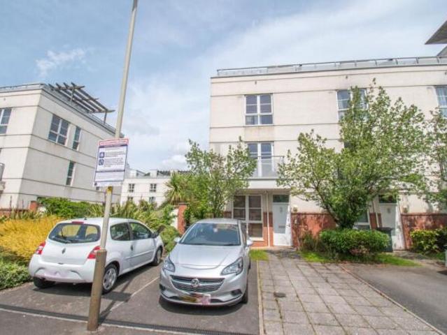 4 bedroom semi detached house for rent in Helmdon Road, Leicester, LE2