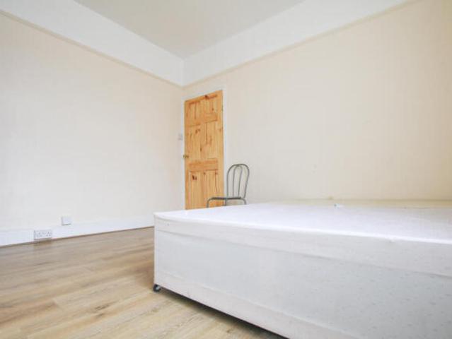 4 bedroom semi detached house for rent in Himley Road, London, SW17