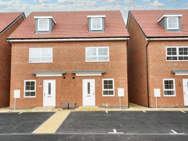 4 bedroom semi detached house for rent in Hillcrest Road, Nune.