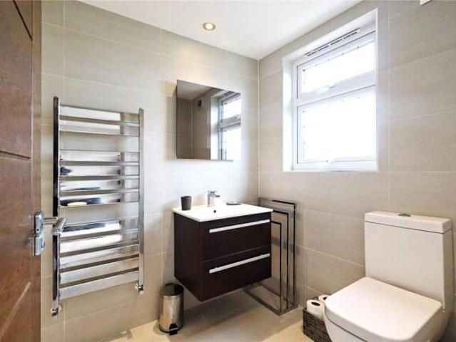 4 bedroom semi detached house for rent in Holmesdale Road, Bexleyheath, Kent, DA7