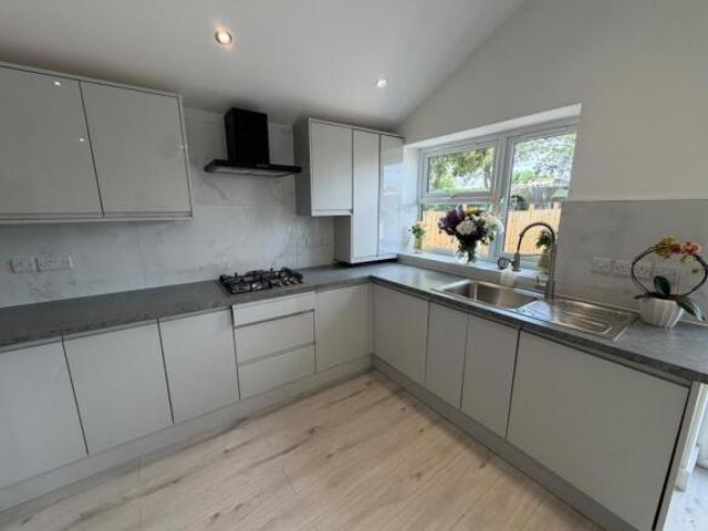 4 bedroom semi detached house for rent in Humberstone Lane, LE4