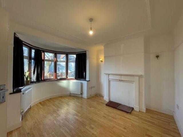 4 bedroom semi detached house for rent in Kingshill Drive, Harrow, HA3