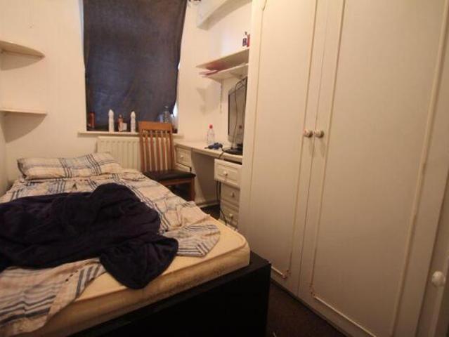 4 bedroom semi detached house for rent in Kingston Lane, Uxbridge, UB8