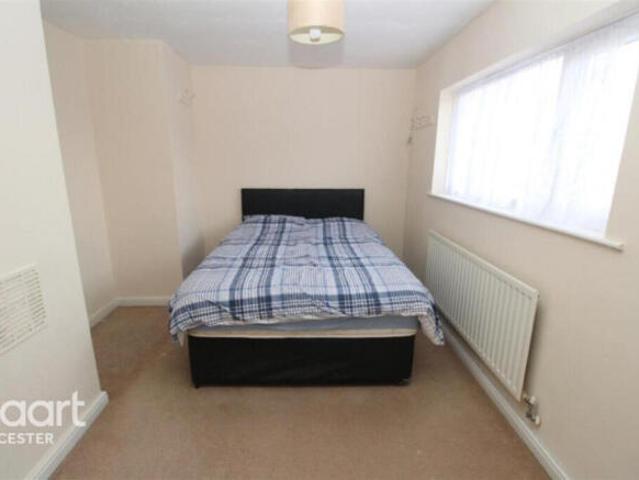 4 bedroom semi detached house for rent in Kinross Avenue, Leicester, LE5