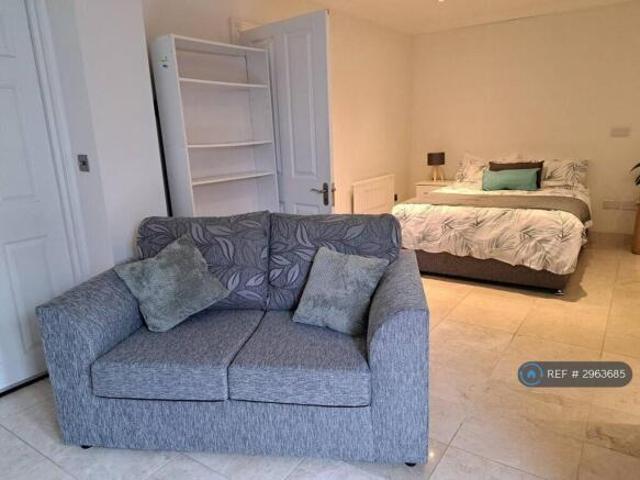 4 bedroom semi detached house for rent in Kilwinning Drive, Milton Keynes, MK10