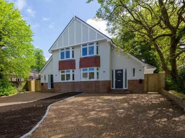 4 bedroom semi detached house for rent in Lambarde Road, Seven.