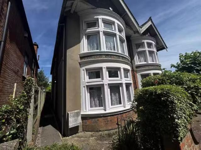 4 bedroom semi detached house for rent in Lancaster Road, CV21