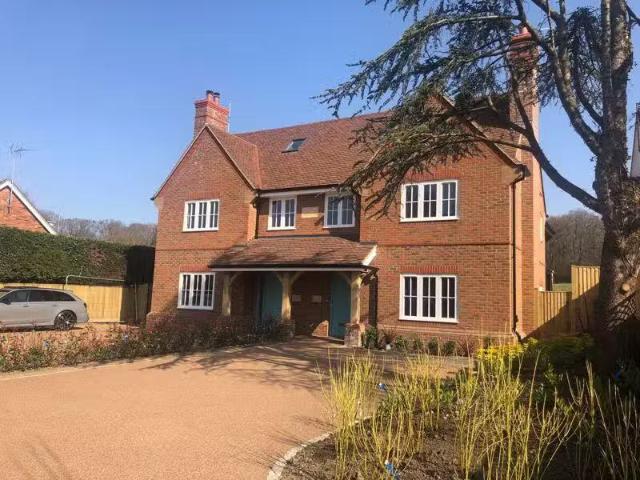 4 bedroom semi detached house for rent in Lane End Village, HP14