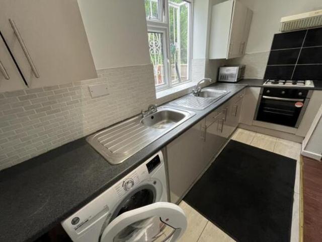 4 bedroom semi detached house for rent in Langdale Gardens, Leeds, LS6