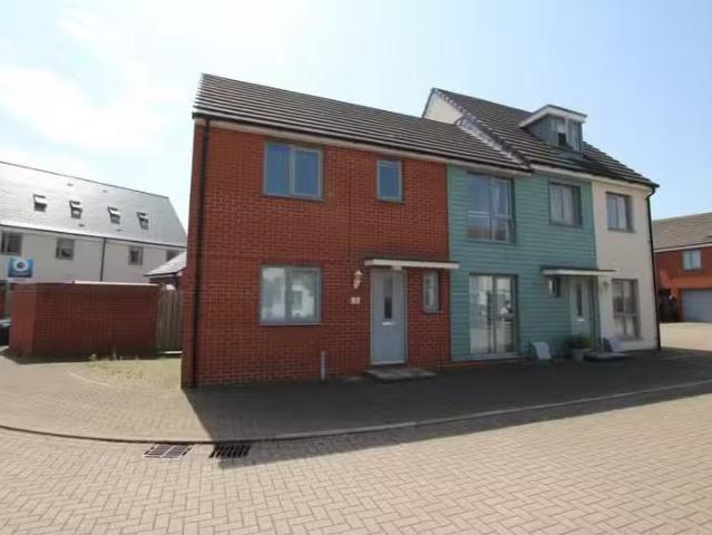 4 bedroom semi detached house for rent in Lawn Close Cheswic.