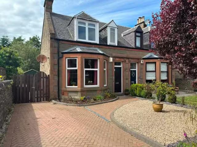 4 bedroom semi detached house for rent in Lintrathen Gardens.