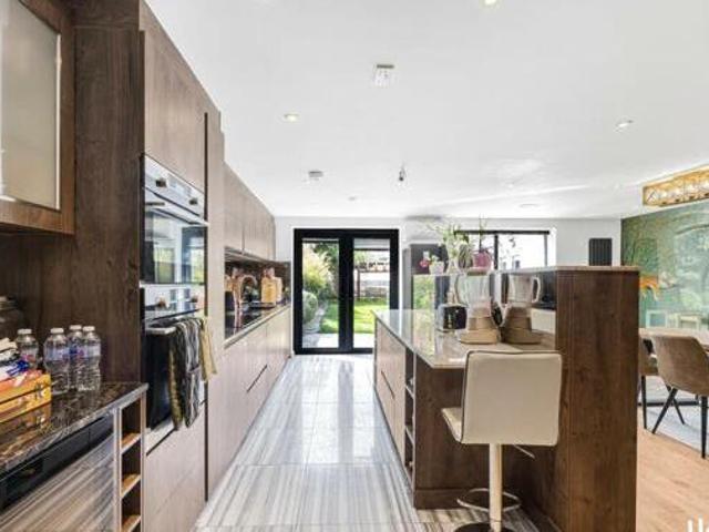 4 Bedroom Semi detached House For Rent In London