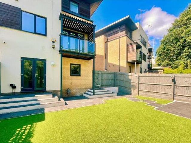 4 Bedroom Semi detached House For Rent In London