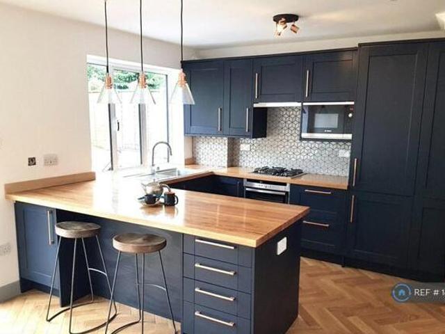 4 Bedroom Semi detached House For Rent In London