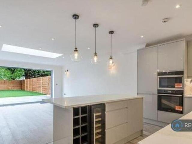 4 Bedroom Semi detached House For Rent In London