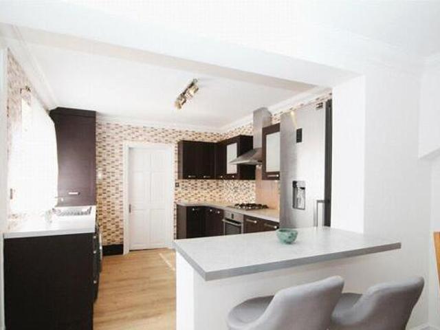 4 Bedroom Semi detached House For Rent In London