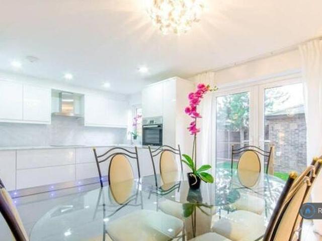 4 Bedroom Semi detached House For Rent In London
