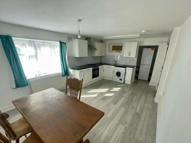4 Bedroom Semi detached House For Rent In London