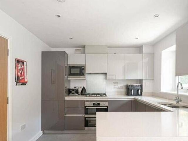 4 Bedroom Semi detached House For Rent In London