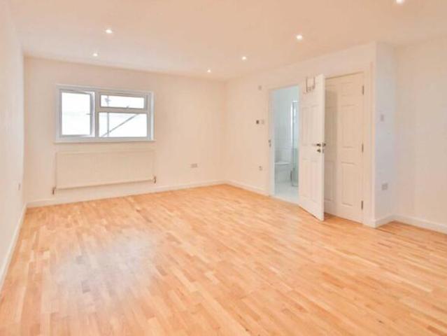 4 bedroom semi detached house for rent in Lynwood Drive, Worcester Park, KT4