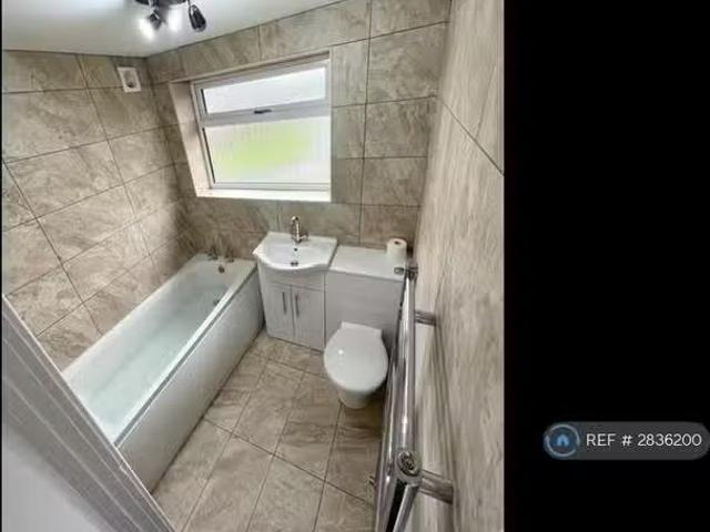 4 bedroom semi detached house for rent in Mannor House Close.