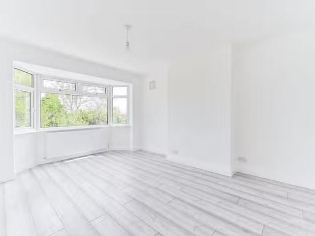 4 bedroom semi detached house for rent in Manor Drive North, N.