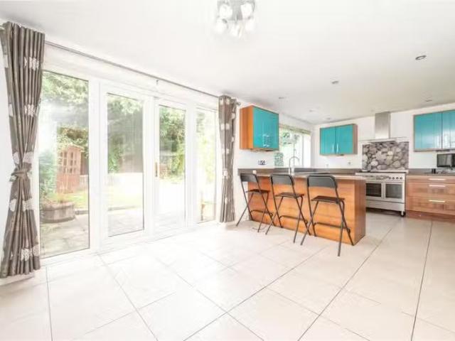 4 bedroom semi detached house for rent in Maplefield, Park Str.