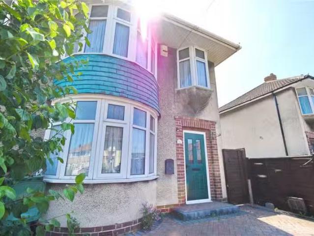 4 bedroom semi detached house for rent in Meadowsweet Avenue.