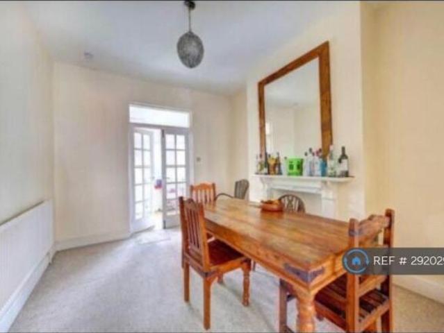 4 bedroom semi detached house for rent in Merton Road, London, SW18