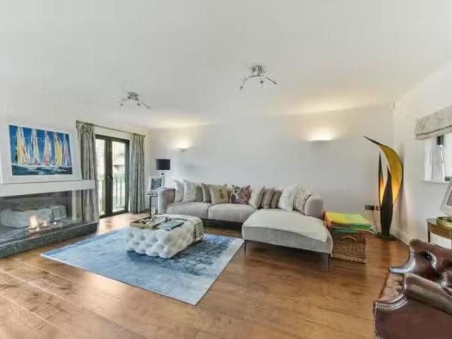 4 bedroom semi detached house for rent in Mews Street, London.