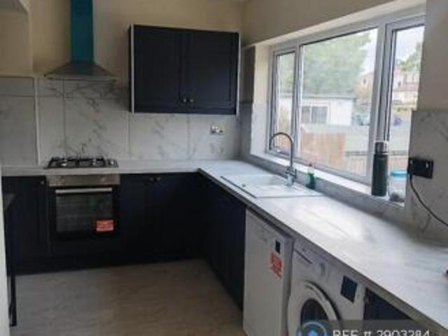 4 bedroom semi detached house for rent in Montcalm Road, London, SE7