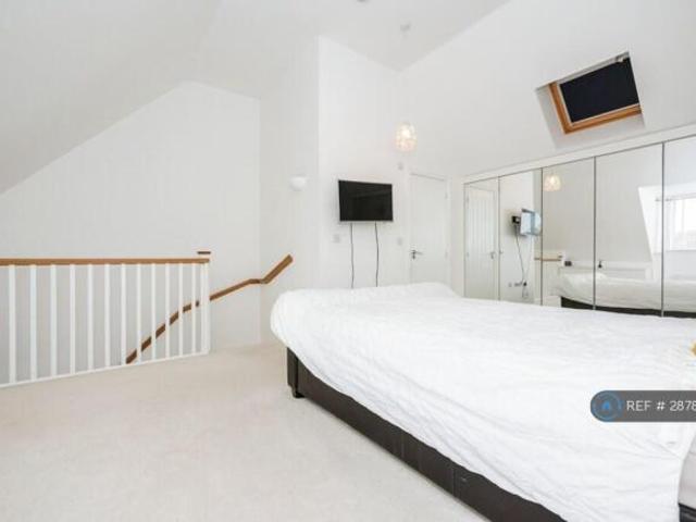 4 bedroom semi detached house for rent in Montagu Gardens, Dartford, DA1