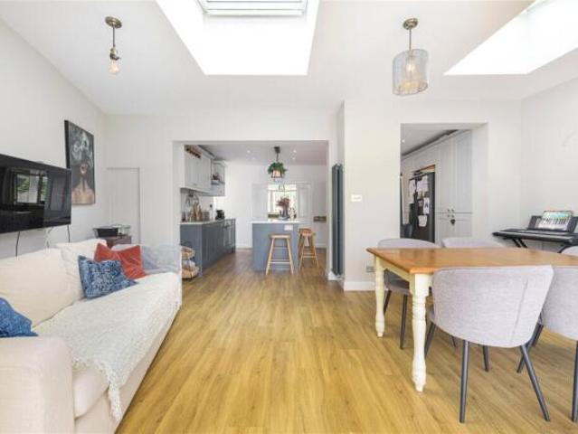 4 bedroom semi detached house for rent in Monkleigh Road, Morden, SM4