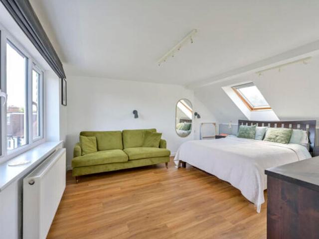 4 bedroom semi detached house for rent in Monkleigh Road, Morden, SM4