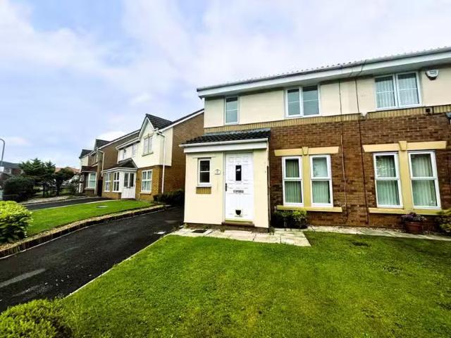 4 bedroom semi detached house for rent in Moorside Drive, Carl.