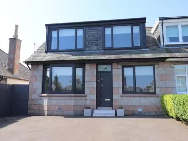 4 bedroom semi detached house for rent in Morningside Road, Ab.