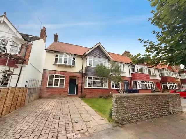4 bedroom semi detached house for rent in Navarino Road, Worth.