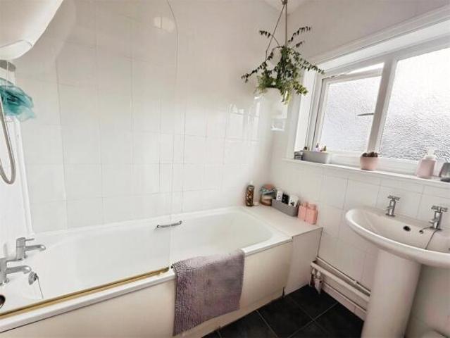 4 bedroom semi detached house for rent in Navarino Road, Worthing, West Sussex, BN11