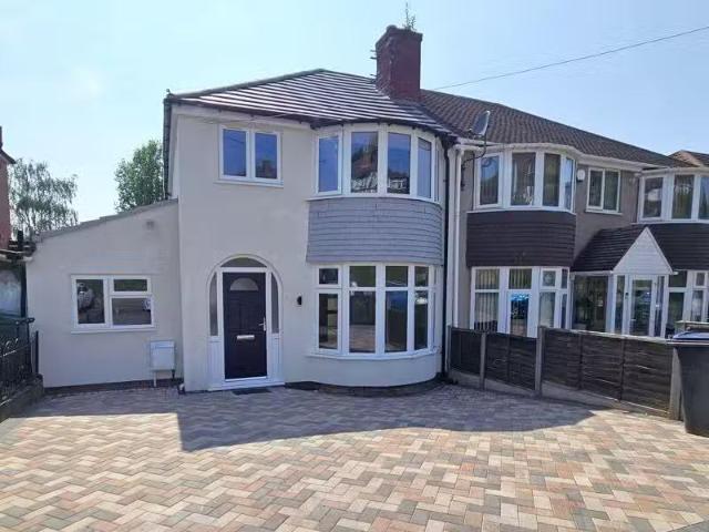 4 bedroom semi detached house for rent in Neville Road, Erding.