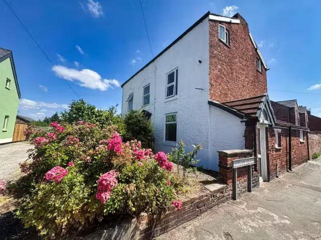 4 bedroom semi detached house for rent in Newton Heath, Middle.