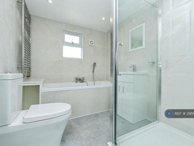 4 bedroom semi detached house for rent in Newbury Road, Bromley, BR2