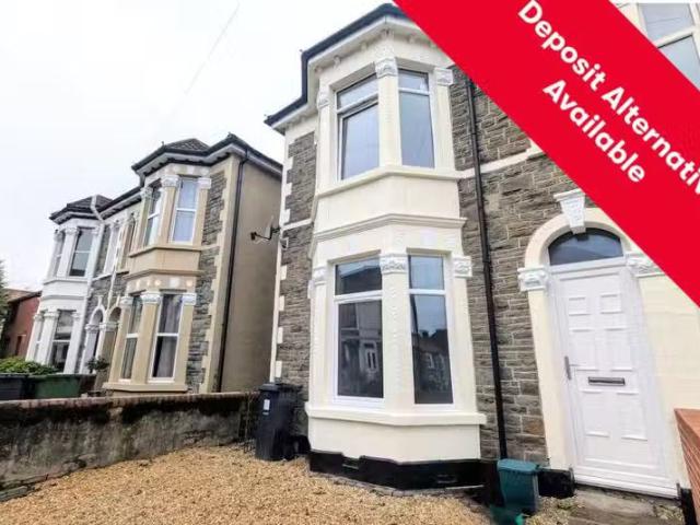 4 bedroom semi detached house for rent in North Street, Downen.