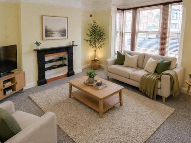 4 bedroom semi detached house for rent in Oundle Road, Woodston, Peterborough, PE2