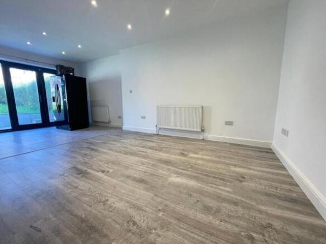4 bedroom semi detached house for rent in Oxhey Drive, Watford, WD19