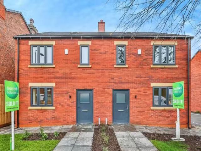 4 bedroom semi detached house for rent in Park Road, Ilkeston.